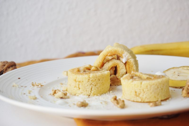 Mini-Roulade mit karamellisiertem Joghurt und Banane – reisehunger