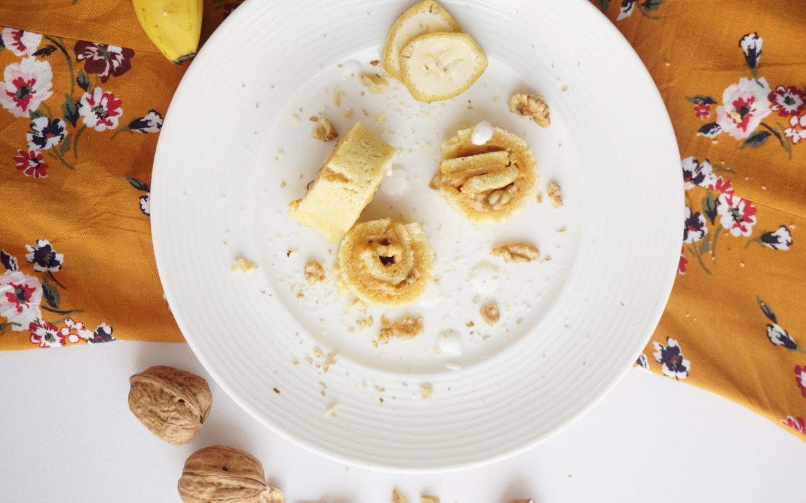 Mini-Roulade mit karamellisiertem Joghurt und Banane – reisehunger
